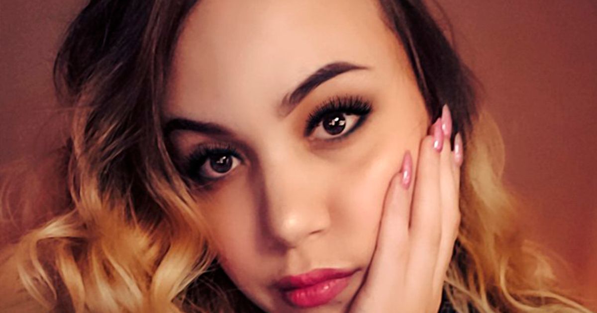 Девушку-стримера забанили на Twitch за смайл, который она использовала ...