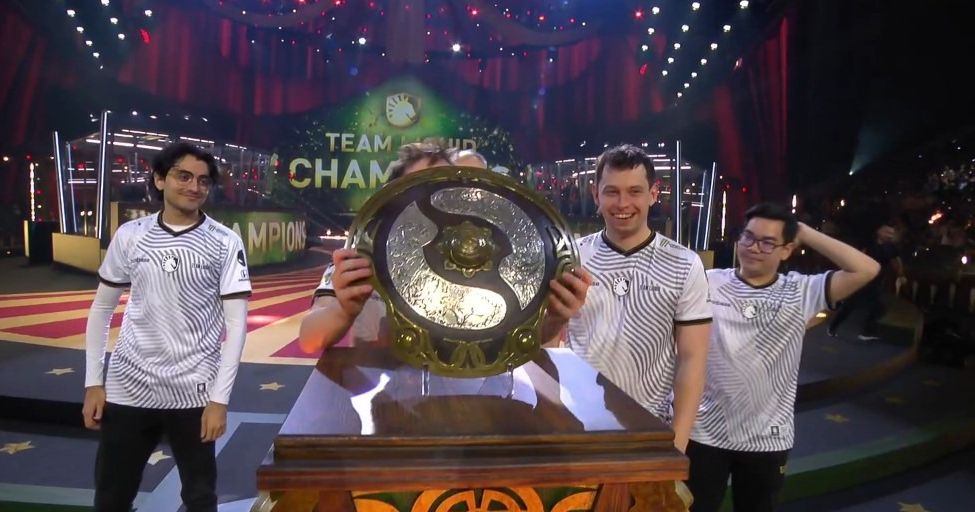 Team Liquid поднимает Аегис после победы на The International 2024