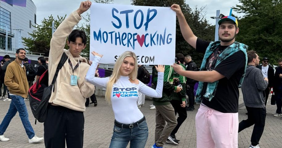 Eva Elfie приехала на The International 2025 и провела пикет против ...