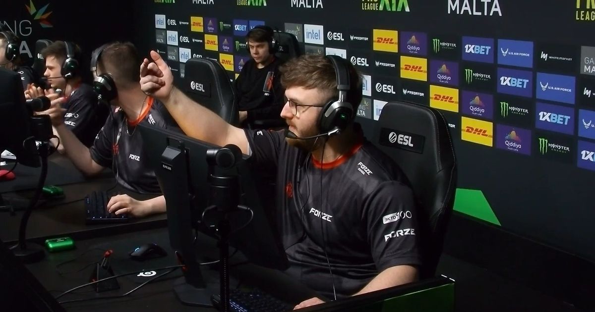 Smooya показал средний палец игрокам Monte во время матча на ESL Pro ...