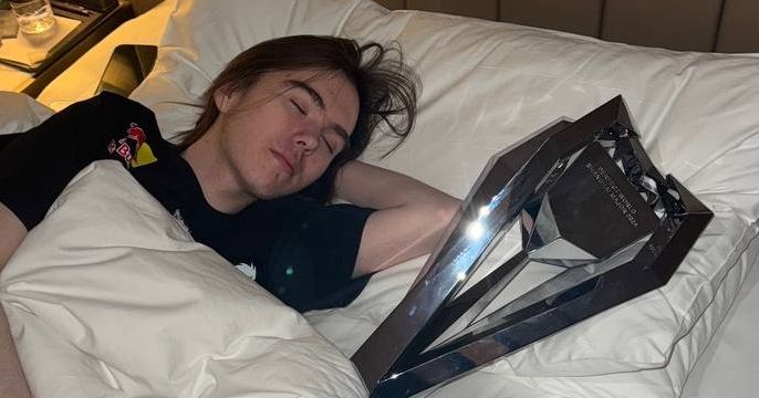 Donk сфотографировался с кубком Perfect World Shanghai Major 2024 и медалью MVP в постели