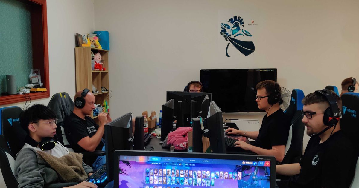 Игроки Chaos готовятся к TI9 в доме Newbee