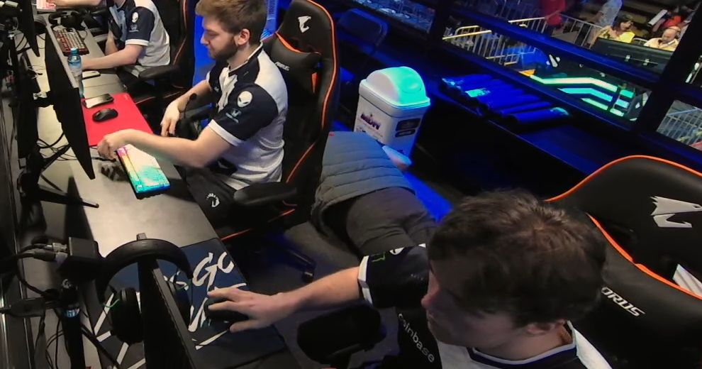 Blitz отжался 20 раз перед второй картой с Talon Esports