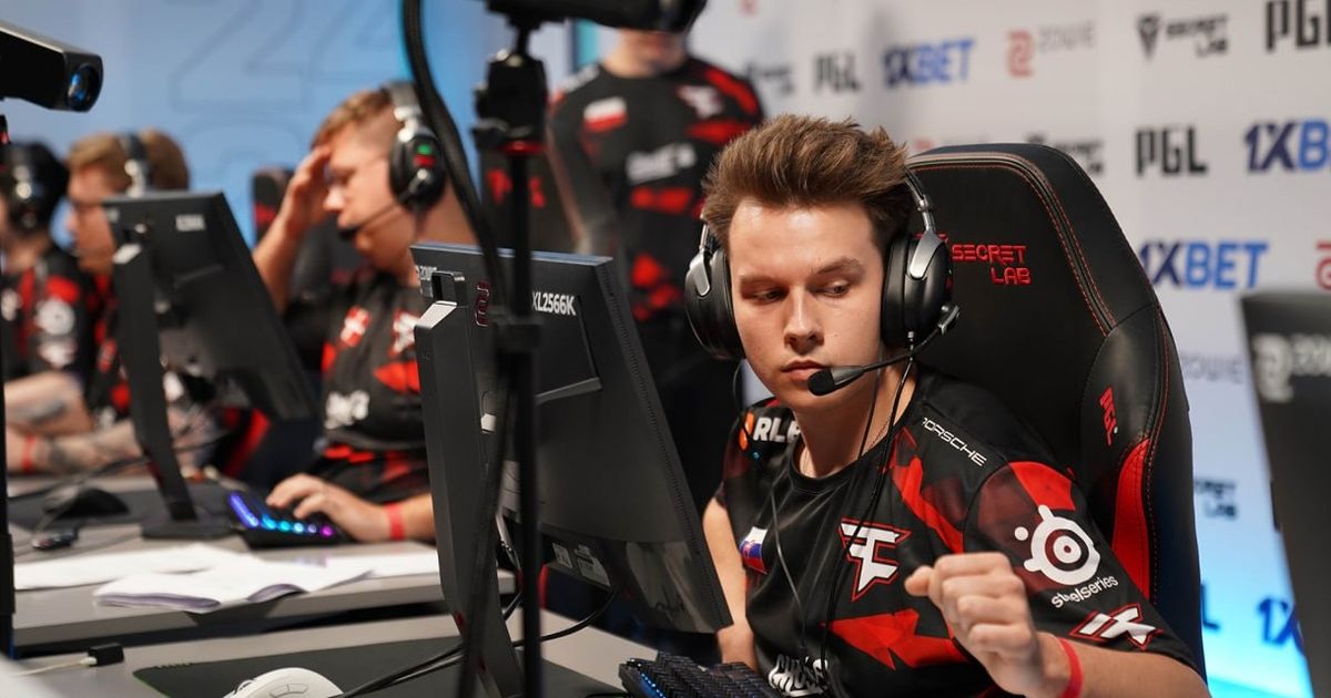 Maniac оценил игру frozen на первой карте матча FaZe против COL на PGL ...