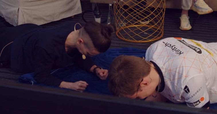 Kiritych и JotM посоревновались в удержании планки на стриме NS