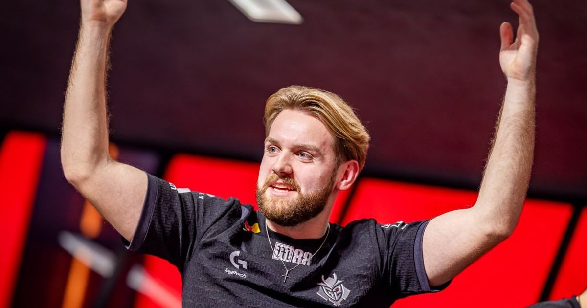 M0NESY показал окровавленную мышку NiKo после матча с Vitality на BLAST Premier: Fall Final 2024
