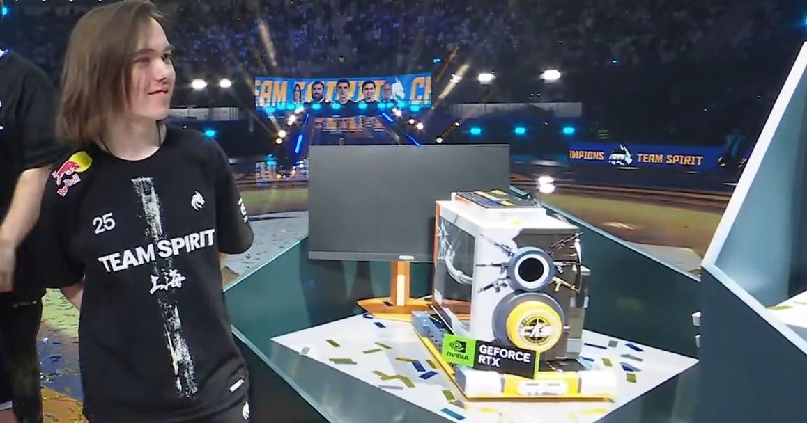 Donk получил кастомный ПК в стиле CS2 с RTX 4090 за титул MVP на Perfect World Shanghai Major 2024